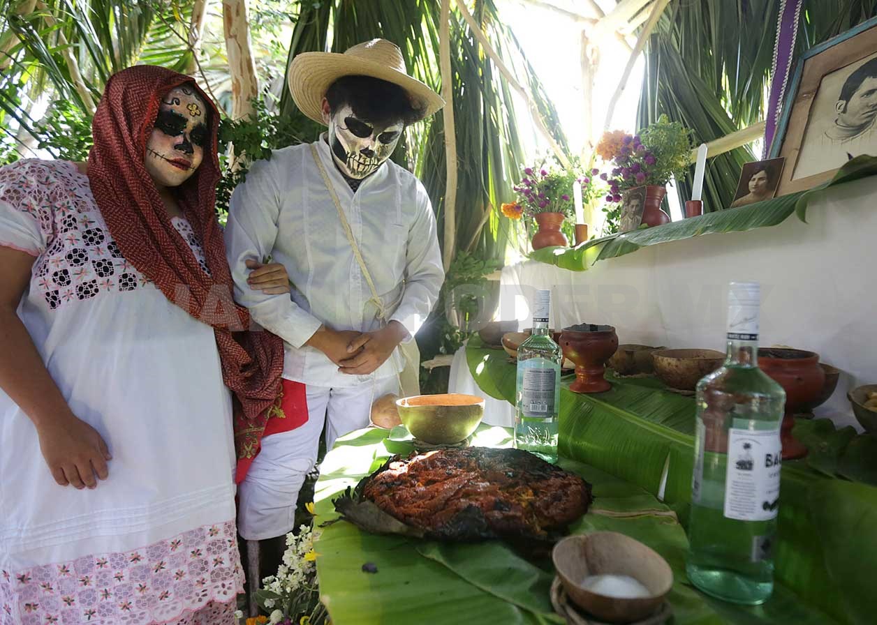 Muestra de altares del ritual de muertos maya