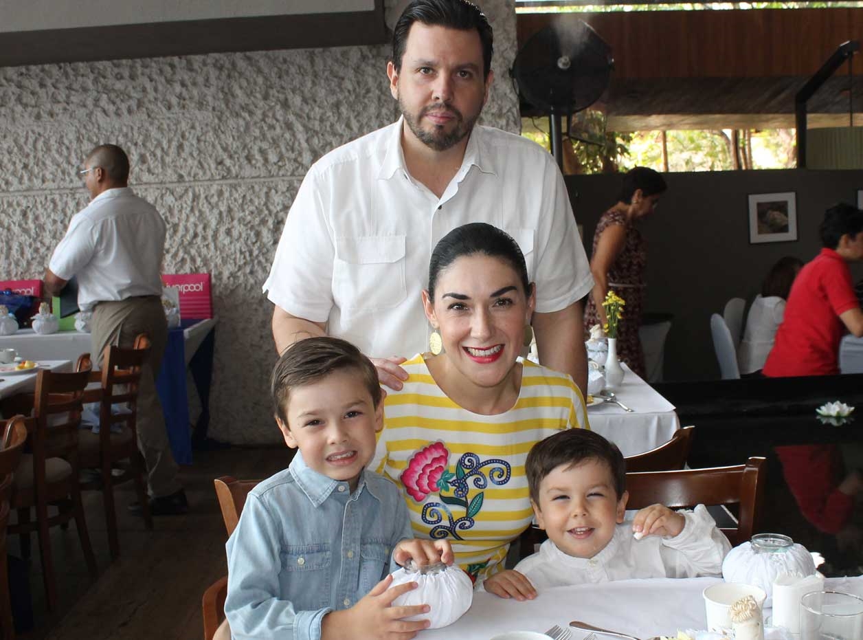 Alejandro hizo su primera comunión