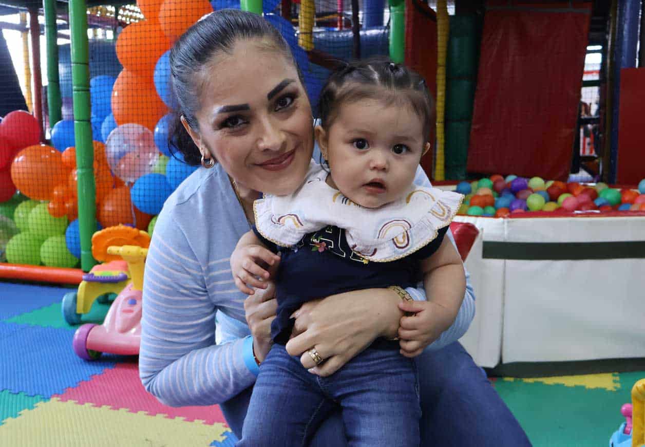 Regalos y abrazos para Sofía Renata